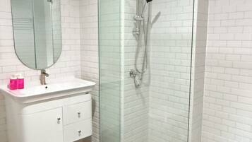 Um polibã, toalhas fornecidas, sabão, champô