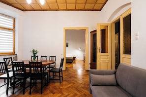 Apartamento, varanda, Vista para a cidade | Sala de estar | Televisor 