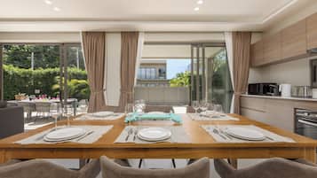 Villa Deluxe, 3 quartos, vista para a piscina, junto à praia | Sala de estar | TV de ecrã plano