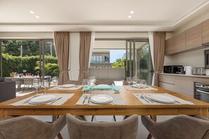 Villa Deluxe, 3 quartos, vista para a piscina, junto à praia | Sala de estar