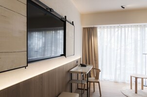 Quarto Premium | Minibar, cofre no quarto, secretária, cortinas/cortinados opacos 