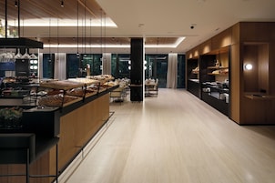 Pequeno-almoço tipo buffet diário mediante uma taxa