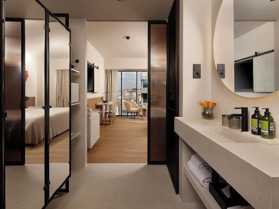 Quarto Premium | Minibar, cofre no quarto, secretária