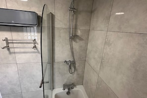 Chuveiro/banheira combinados, banheira de imersão, toalhas de banho