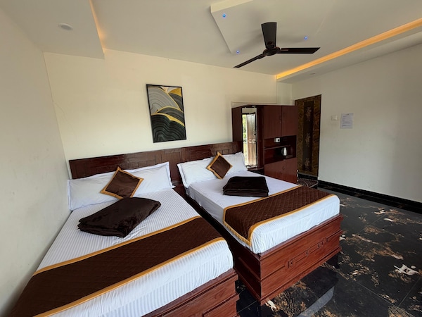 Glass House Retreat - Valparai