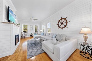 Casa Exclusiva, 5 quartos, pátio | Sala | Smart TV de 50 polegadas com canais digitais 