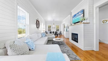 Casa Exclusiva, 5 quartos, pátio | Sala | Smart TV de 50 polegadas com canais digitais