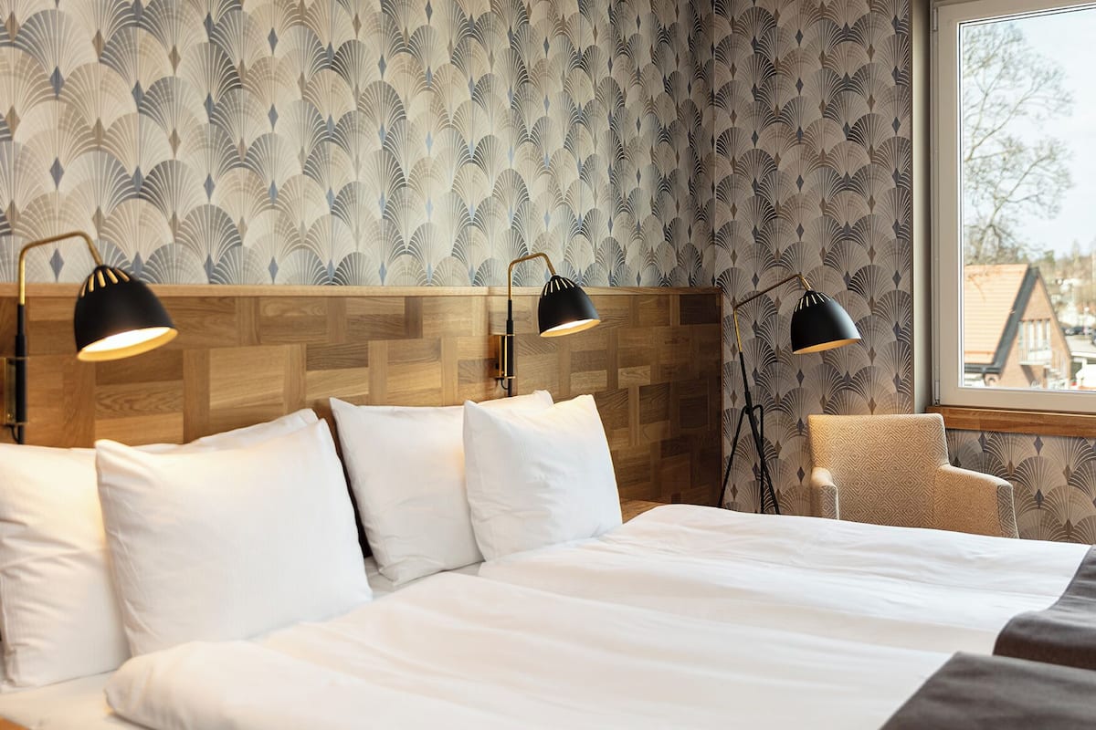 Quarto casal clássico, para não fumantes, vista para a cidade | Cofres nos quartos, escrivaninha, cortinas blackout, Wi-Fi de cortesia