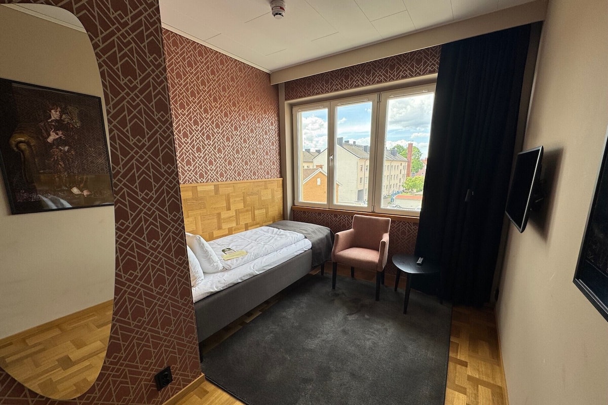 Quarto solteiro standard, para não fumantes, vista para a cidade | Cofres nos quartos, escrivaninha, cortinas blackout, Wi-Fi de cortesia