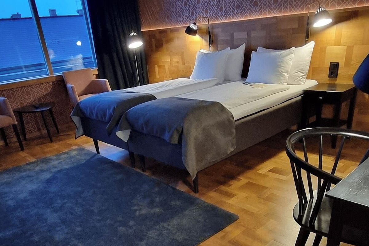 Quarto casal luxo, para não fumantes, sacada | Cofres nos quartos, escrivaninha, cortinas blackout, Wi-Fi de cortesia