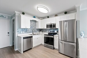 Apartamento Signature em Condomínio Fechado, 2 quartos, cozinha, vista para a praia | Cozinha privada | Um frigorífico, um micro-ondas, um forno, uma placa de cozinha 