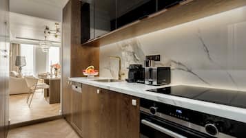 Apartamento | Cozinha privada | Um frigorífico, um micro-ondas, um forno, uma placa de cozinha