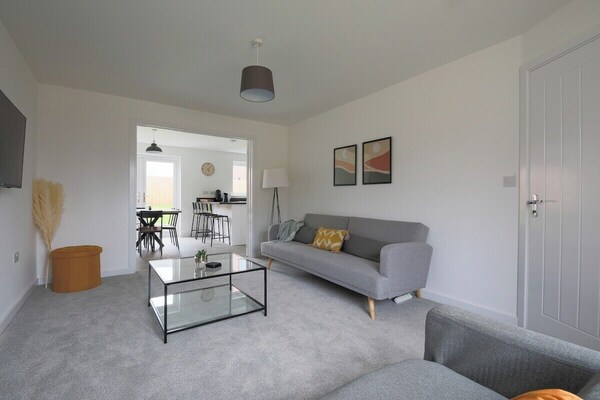 The Haven Modern 4-bed Home With Garden - Cardiff