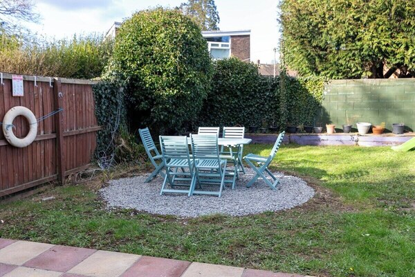 Spacious 3 Bed Home With Pool Table - Cardiff