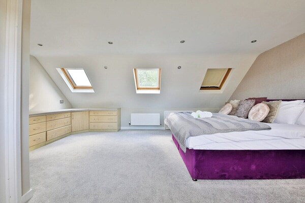 Spacious 3 Bed Home With Pool Table - Cardiff