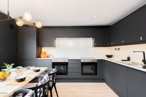 Casa, 6 quartos | Cozinha privada | Um frigorífico/congelador grande, um micro-ondas, uma placa de cozinha 