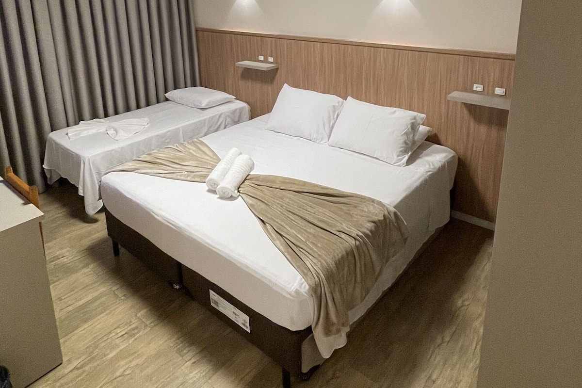 Quarto família | Espaço de trabalho para notebook, Wi-Fi de cortesia