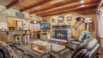 Cabana com design assinado, 3 quartos, cozinha, vista para a montanha | Sala de estar | Smart TV 32 polegadas com canais digitais, lareira