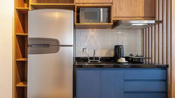 Estúdio Comfort, Vista para a cidade | Cozinha privada | Um frigorífico, um micro-ondas, uma placa de cozinha