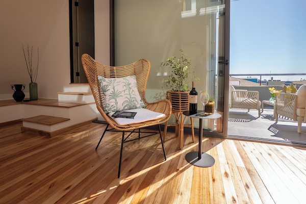 Apartamento design, 2 quartos, vista parcial para o mar | Área de estar | Console de videogame