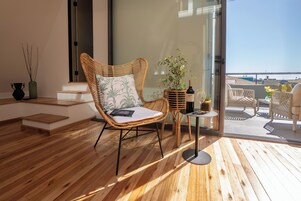 Apartamento design, 2 quartos, vista parcial para o mar | Área de estar | Console de videogame