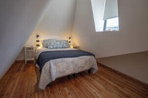 Apartamento design, 2 quartos, vista parcial para o mar | Ferros/tábuas de passar roupa, Wi-Fi de cortesia