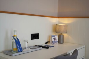 Quarto Individual Comfort | Cofre no quarto, cortinas/cortinados opacos, ferro/tábua de engomar 