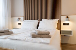 Suite Comfort, varanda | Cofre no quarto, cortinas/cortinados opacos, ferro/tábua de engomar 
