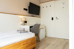 Quarto Individual Básico | Cofre no quarto, cortinas/cortinados opacos, ferro/tábua de engomar 