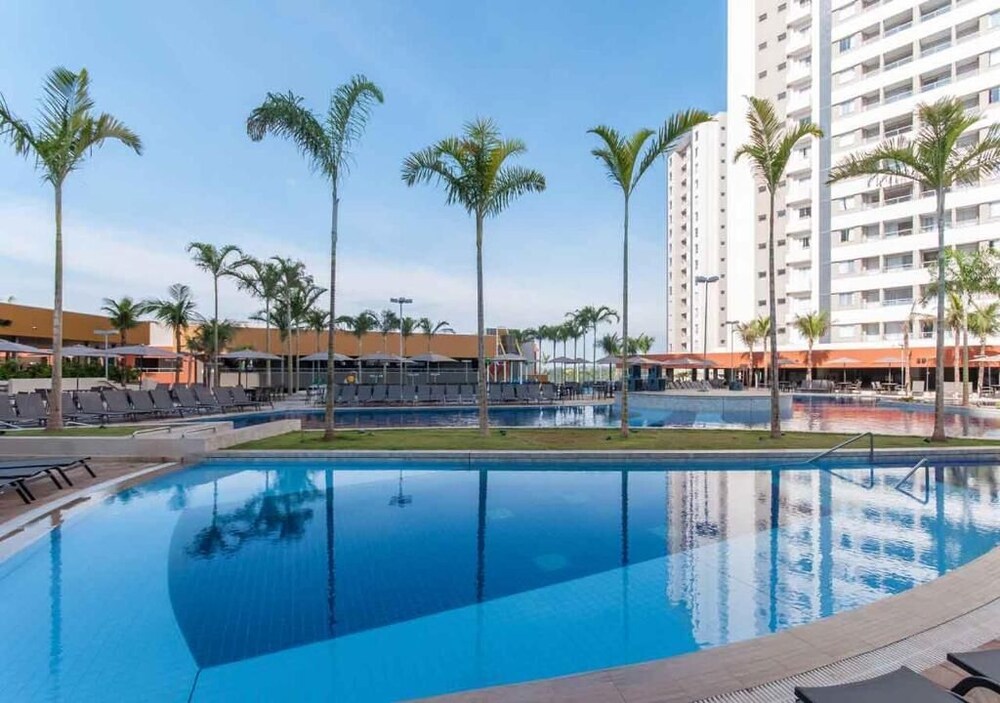 RESORT: 3 adultos e até 2 crianças a 4km do Thermas Lar. e a 3km do Hot ...