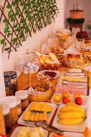 Café da manhã self-service grátis todos os dias