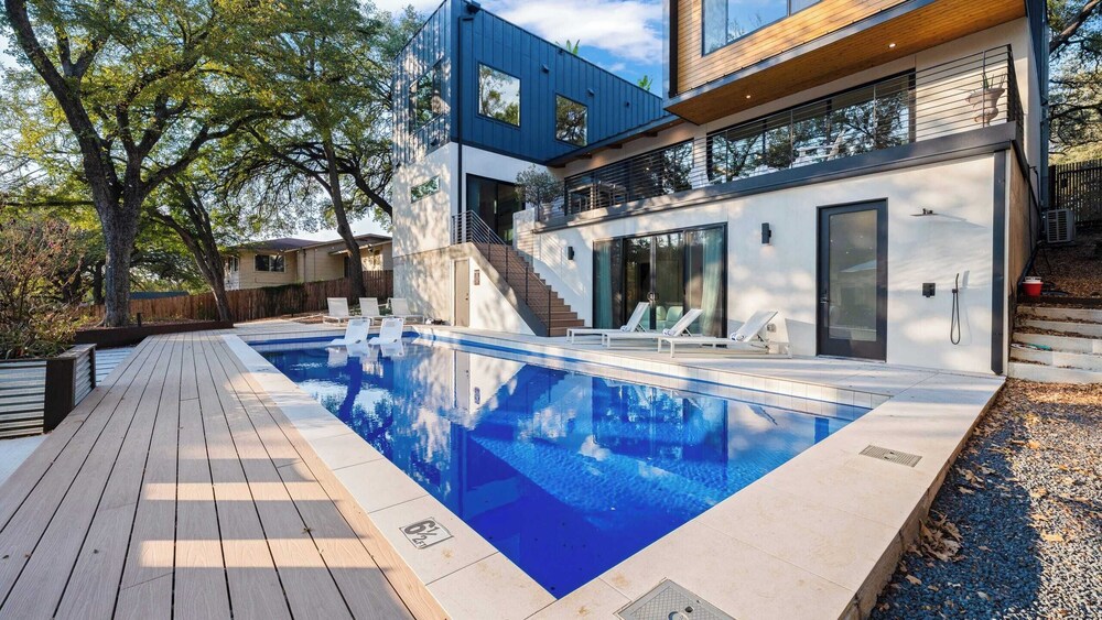 Modern Oasis W/ Pool, Hot Tub, Rooftop Deck & Home Theater Mariposa Retreat By Avantstay - Austin, TX