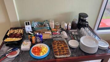 Pequeno-almoço tipo buffet diário (10 USD por pessoa)