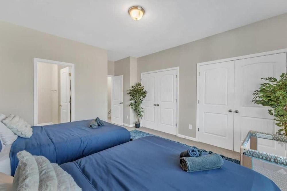 Upscale King 3br Townhouse Mins Downtown - Raleigh, NC