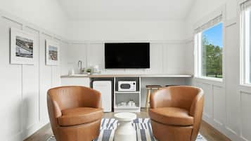 Suíte estúdio, 1 cama King, sacada, vista para o lago | Cozinha americana privada