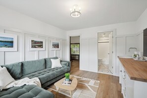 Suite, 2 quartos, kitchenette, vista para o lago | Sala