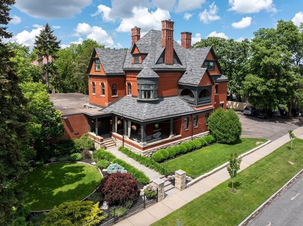New Victorian Mansion Bed & Breakfast - Saint Paul, MN