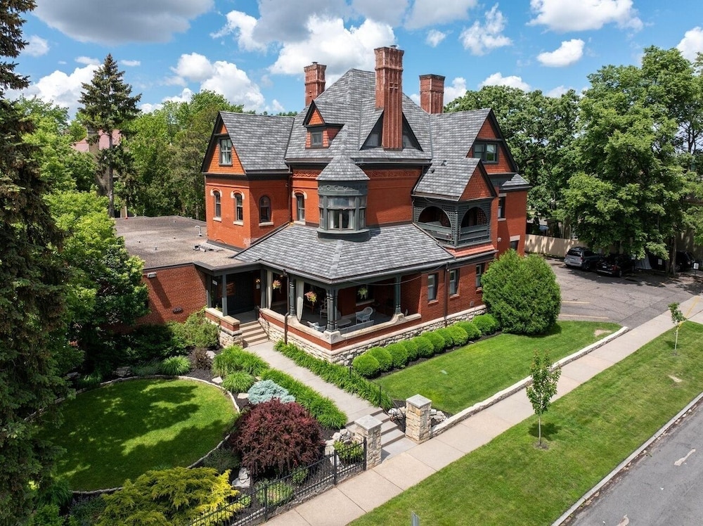 New Victorian Mansion Bed & Breakfast - Saint Paul, MN