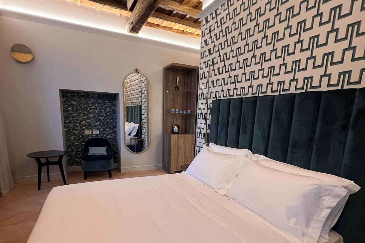 Quarto Duplo Deluxe, 1 cama queen-size, não fumadores | Roupa hipoalergénica, minibar, cofre no quarto