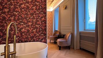 Suíte estúdio júnior | Banheiro | Banheira e chuveiro separados, chuveiro com efeito de chuva