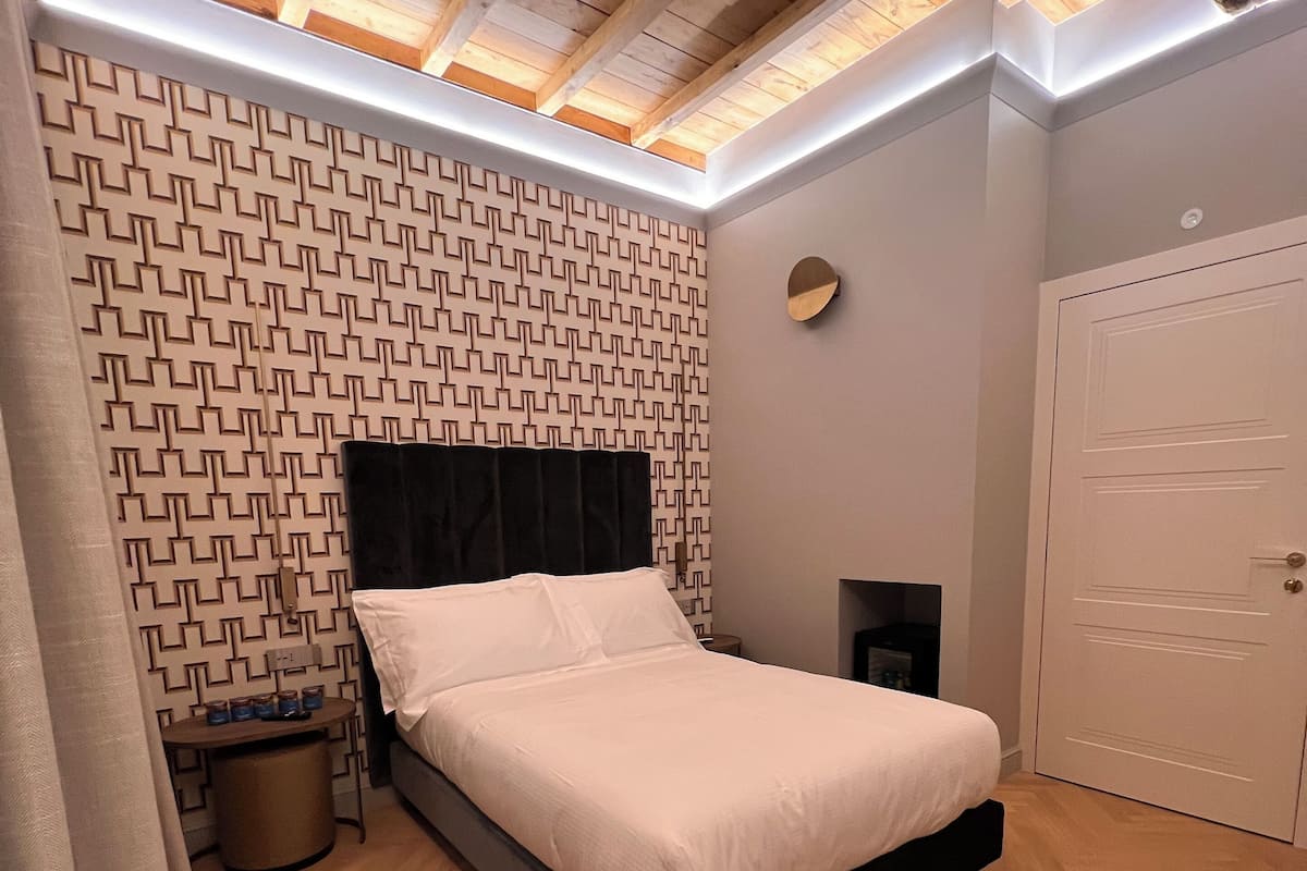 Quarto Duplo ou Twin Júnior, 1 cama de casal | Casa de banho | Um polibã e uma banheira separados, um chuveiro fixo