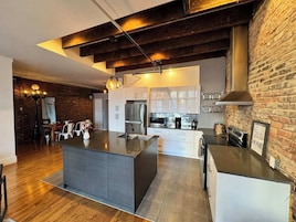 Apartamento Comfort | Cozinha privada | Um frigorífico/congelador grande, um micro-ondas, um forno 