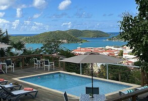 Piscina externa, guarda-sóis, espreguiçadeiras