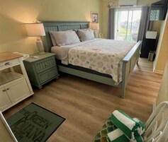 Quarto, 1 cama King, sacada, vista para o porto | Cofres nos quartos, ferros/tábuas de passar roupa, Wi-Fi de cortesia