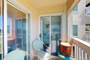 Community amenities, fully equipped kitchen, entertainment options ...