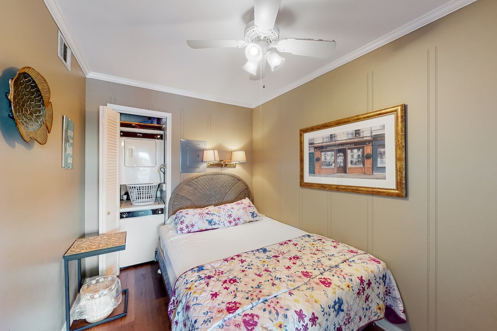 3rd-Floor Condo Overlooking Courtyard w/Beach Views, WiFi, Shared Pools ...