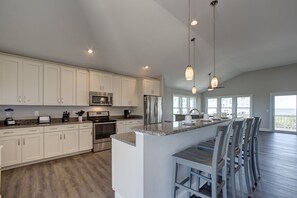 Easy 'n Breezy: Sound access/views, private pool, hot tub Reviews ...