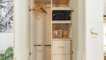 Quarto Duplo Superior, banheira de hidromassagem | Cofre no quarto, secretária adequada para computadores portáteis