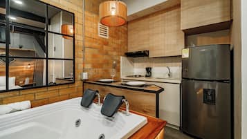 Suite-Estúdio Nobre, banheira de hidromassagem | Cofre no quarto, secretária adequada para computadores portáteis