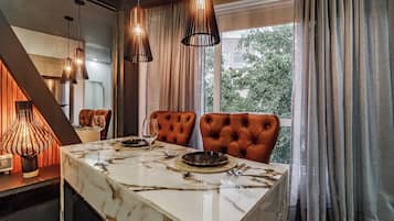 Quarto Duplo Deluxe, banheira de hidromassagem | Cofre no quarto, secretária adequada para computadores portáteis